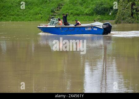 Members of SDRF State Disaster Response Force carry people rescued from ...