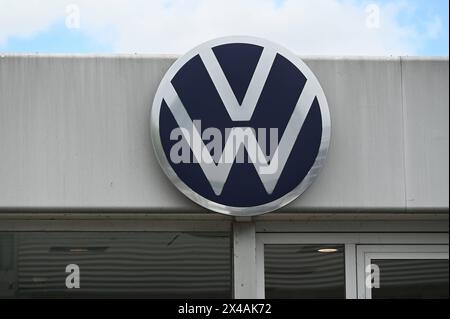 Logo Schriftzug des deutschen Automobilhersteller VW Volkswagen ...