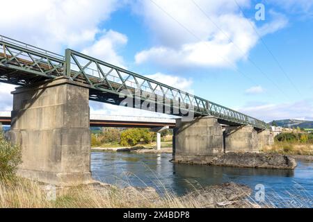 Old Beaumont Bridge across River Clyde, State Highway 8, Beaumont ...