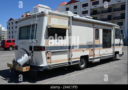 Battered and old American Camper van in a car park at Laughlin, Nevada ...
