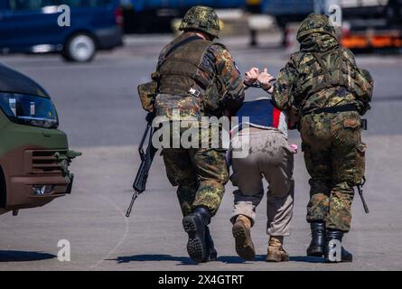 Rostock, Germany. 03rd May, 2024. Soldiers arrest an assumed attacker ...