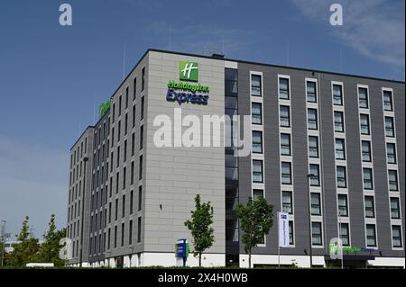 Logo Schriftzug der Hotelkette Holiday Inn Express an einem Hotel ...