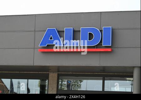Logo, Schriftzug von Discounter ALDI - SUED vor blauem Himmel *** Logo ...