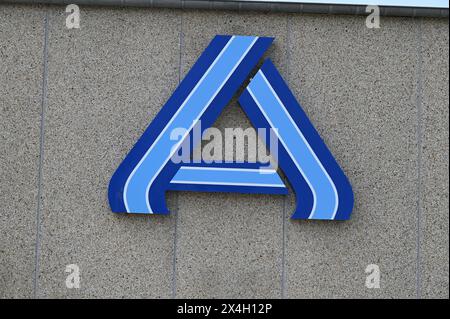 Logo, Schriftzug von Discounter ALDI - SUED vor blauem Himmel *** Logo ...