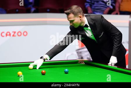 Snooker referee Marcel Eckardt positions the white ball infront of Jak ...