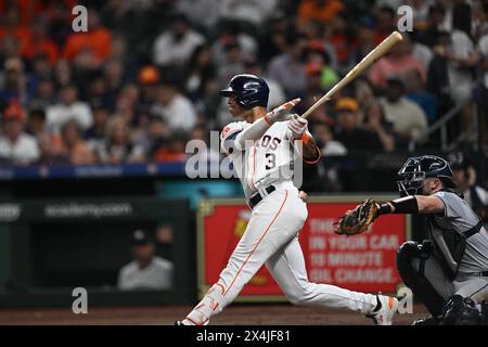 Houston Astros' Jeremy Pena (3) breaks a bat as he singles during the ...
