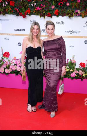 Gesine Cukrowski bei der Ankunft zur 75. Verleihung des Deutschen ...