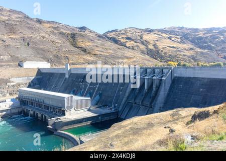 The Clyde Dam and hydroelectric power station on the Clutha River ...
