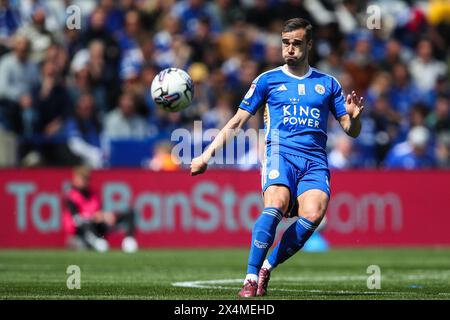 Harry Winks of Leicester City passes the ball during the Sky Bet ...