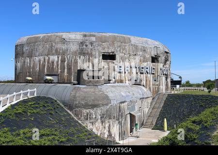 Battery Todt gun placement on shoreline of France Stock Photo - Alamy