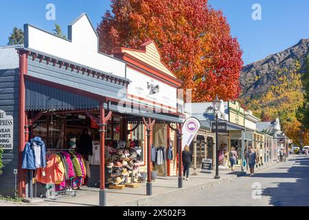 Shops and cafe in autumn, Buckingham Street, Arrowtown, Otago, South ...