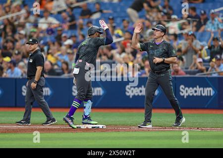 Tampa Bay Rays hitting coach Derek Shelton gestures as he talks to Ben ...