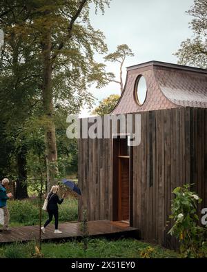overlapping timber cladding Stock Photo - Alamy