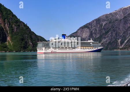 Tour boat cruising along the Alaskan coast Stock Photo - Alamy