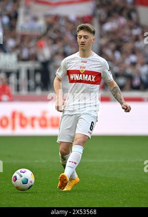 Angelo Stiller (VfB Stuttgart), action duel against Kaishu Sano (1. FSV ...