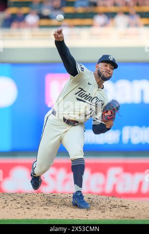 Minnesota Twins pitcher Simeon Woods-Richardson delivers during the ...