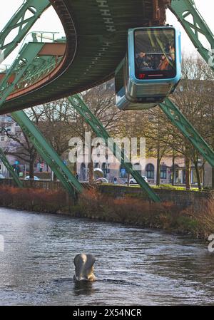Wuppertaler Schwebebahn over the Wupper with a sculpture in the water ...