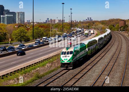 Gardiner Expressway and Go Transit rail traffic during rush hour ...