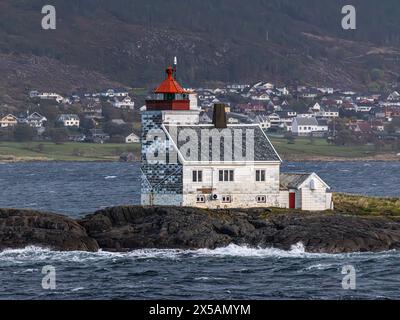 Der Flover Leuchtturm (norwegisch: Flåvær fyr) wurde im Jar 1870 ...