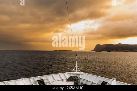 Sonnenaufgang kurz vor dem Hafen Trovik, an der norwegischen Küste ...