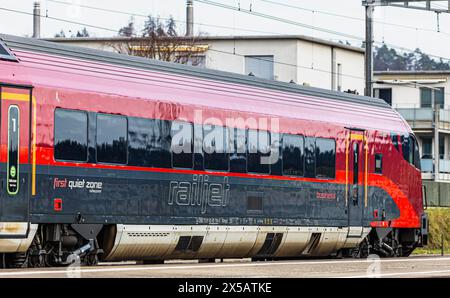 Der ÖBB Railjet ist aus Wien unterwegs an den Hauptbahnhof Zürich. Gezogen wird der Personenzug ...