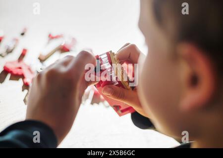 Symbolfoto zum Thema Lego. Ein sechsjaehriger Junge sitzt an einem ...