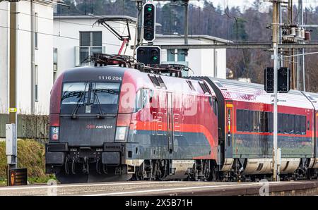 Der ÖBB Railjet ist aus Wien unterwegs an den Hauptbahnhof Zürich ...