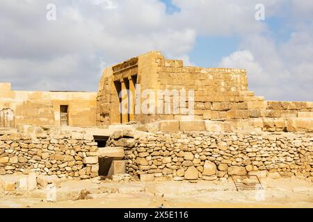 Mortuary Temple and Great Pyramid of Giza. Cairo, Egypt Stock Photo - Alamy