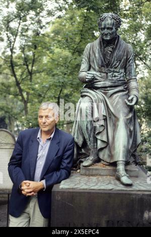 SOLLERS Philippe sur la tombe de DENON Vivant (on the grave of Vivant ...