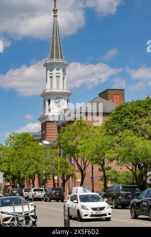 Alexandria, Virginia, USA - 1 May 2024: People dining at outdoor tables ...