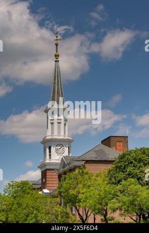Alexandria, Virginia, USA - 1 May 2024: People dining at outdoor tables ...