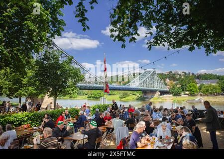 Men's groups on the way to the Men's Day at the Dresden Koenigsufer ...