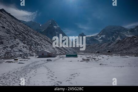 Heading into the mountains on the Kangchenjunga (Kanchenjunga) Base ...