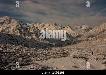 Morning light en route to Okutang viewpoint, Kangchenjunga ...