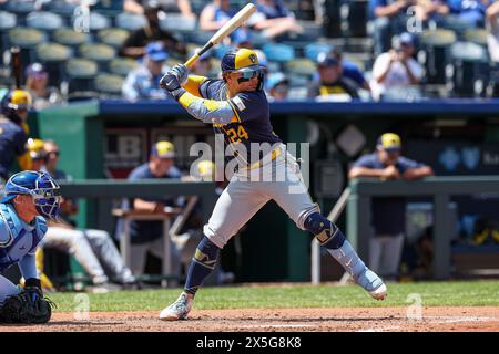 Milwaukee Brewers' William Contreras bats during a baseball game ...