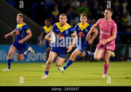 Matt Dufty of Warrington Wolves during pre match warm up ahead of Toby ...