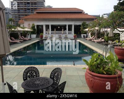 Swimming pool at Raffles Hotel Singapore Stock Photo - Alamy