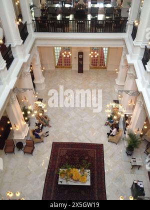 Swimming pool at Raffles Hotel Singapore Stock Photo - Alamy