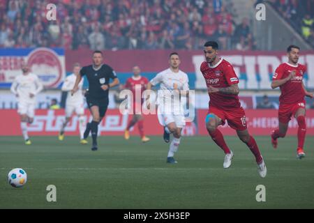 Football match, Tim KLEINDIENST 1. FC Heidenheim concentrated with open ...