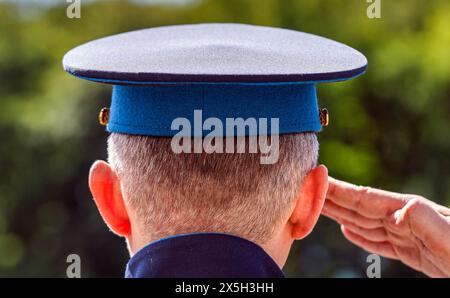 Russian officer salutes at the Soviet memorial on Strasse des 17. Juni ...