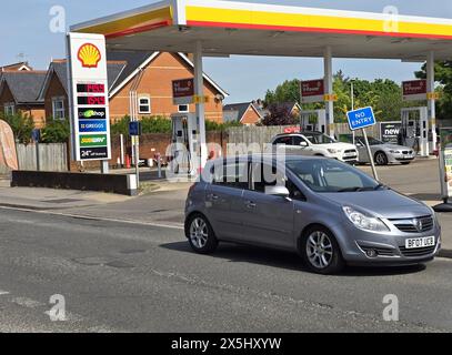 Shell petrol station displaying fuel prices in Henley-on-Thames, UK ...
