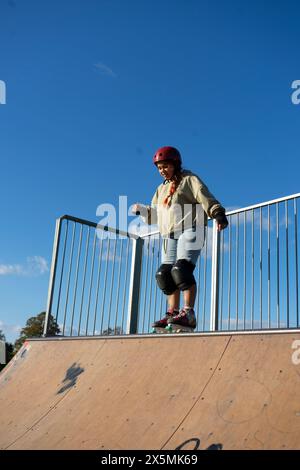 Woman roller-skating on ramp Stock Photo - Alamy