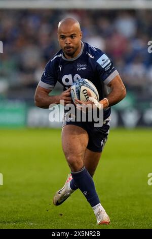 Sale Sharks wing Tom O'Flaherty breaks past Leicester Tigers lock ...