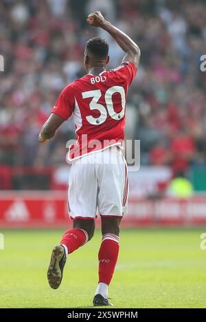 Willy Boly of Nottingham Forest celebrates victory with teammates ...