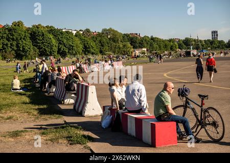 Menschen geniessen den sonnigen Frühlingstag am Tempelhofer Feld in ...