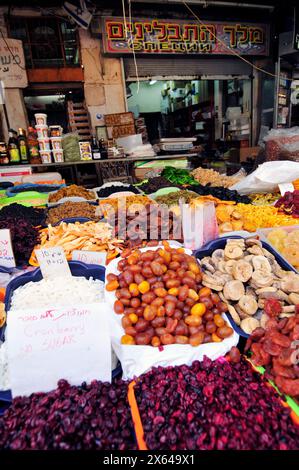 A fruit vendor at the vibrant Carmel market in Tel-Aviv, Israel Stock ...
