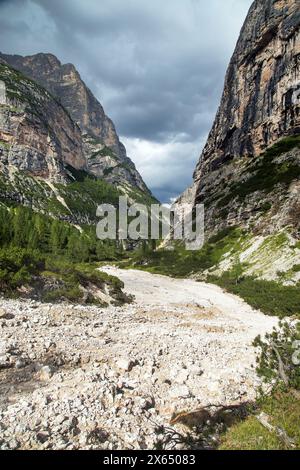 Valley Val Travenanzes and path way rock face in Tofane gruppe, Alps ...