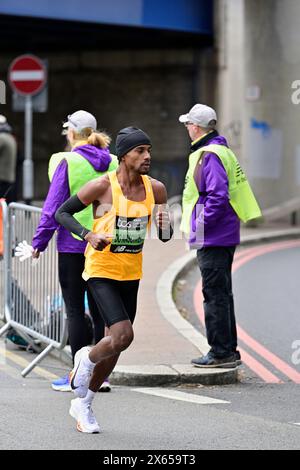 Men's elite runner Daniel do Nascimento crosses the 20k mark at the ...