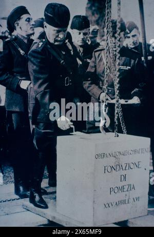 1938 c. , Italy : The fascist italian dictator BENITO MUSSOLINI - Foto ...