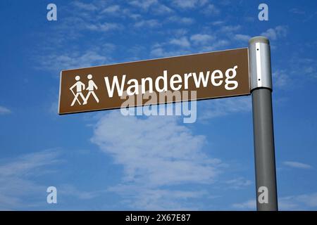 Schild mit Wanderweg und Piktogramm Schild mit Wanderweg und Piktogramm ...